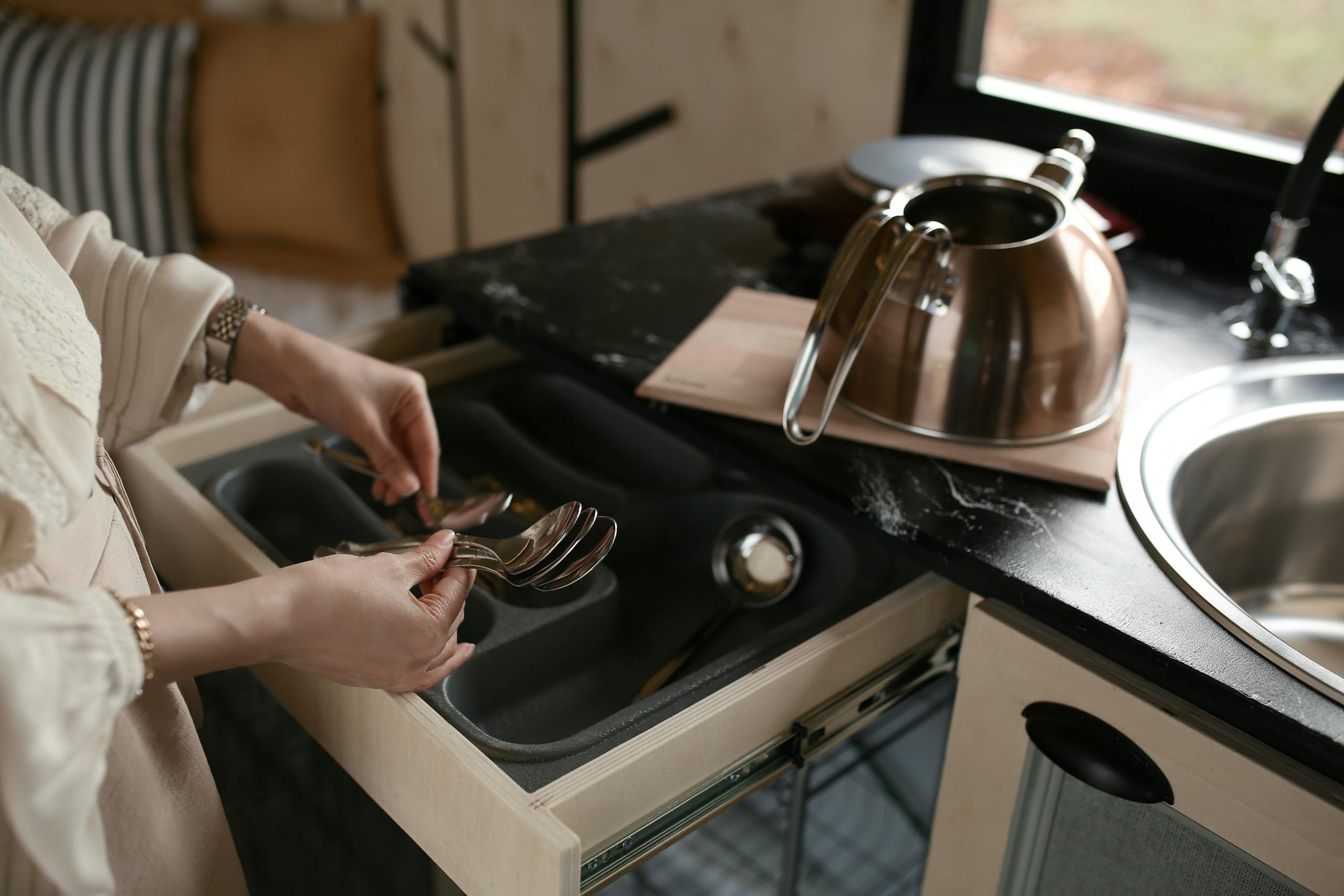 Differences Between a Household Manager and Family Assistant | Connect ...